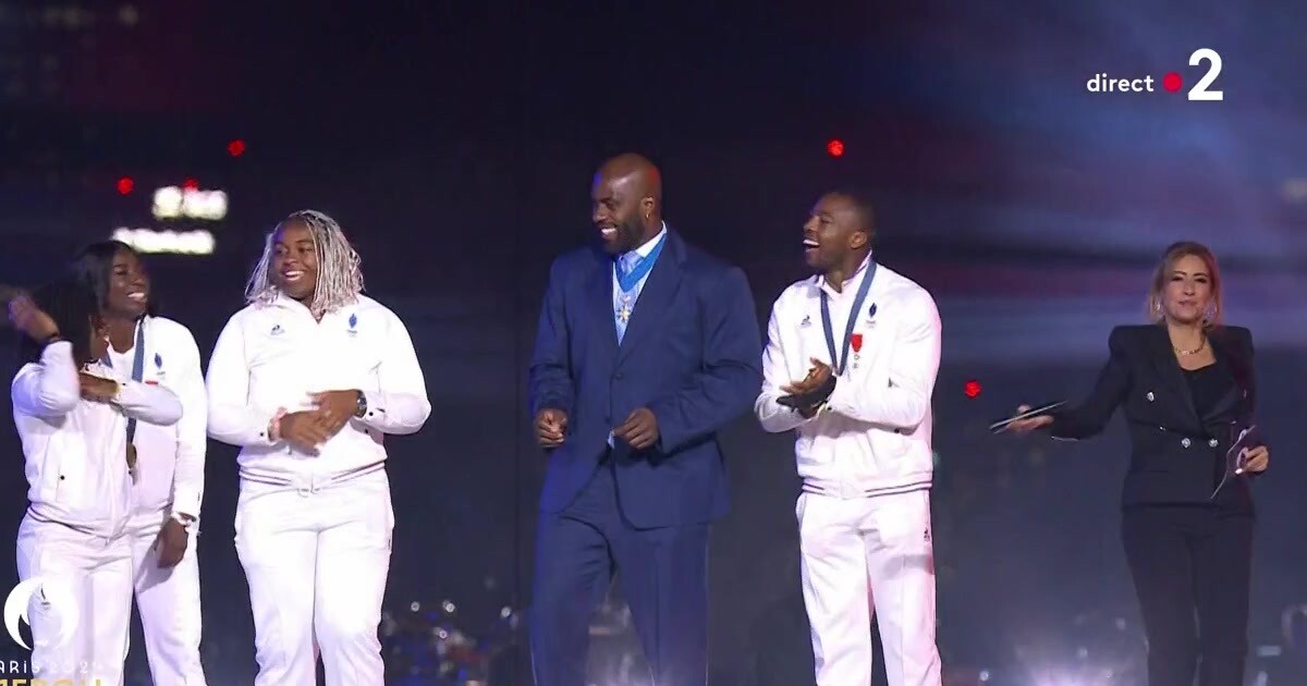 Teddy Riner rhabillé par Emmanuel Macron, une énorme star des JO ...