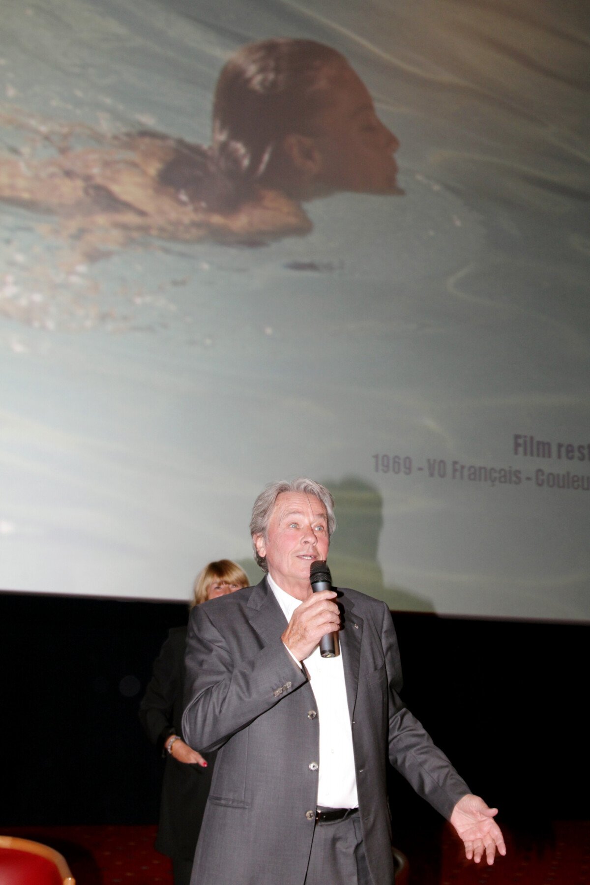 Photo : EXCLUSIF - Alain Delon lors de l'exposition sur Romy Schneider ... Photo : EXCLUSIF - Alain Delon lors de l'exposition sur Romy Schneider ...