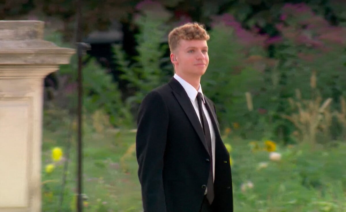 Photo : Leon Marchand - Jardin Tuileries devant la vasque - Cérémonie ...