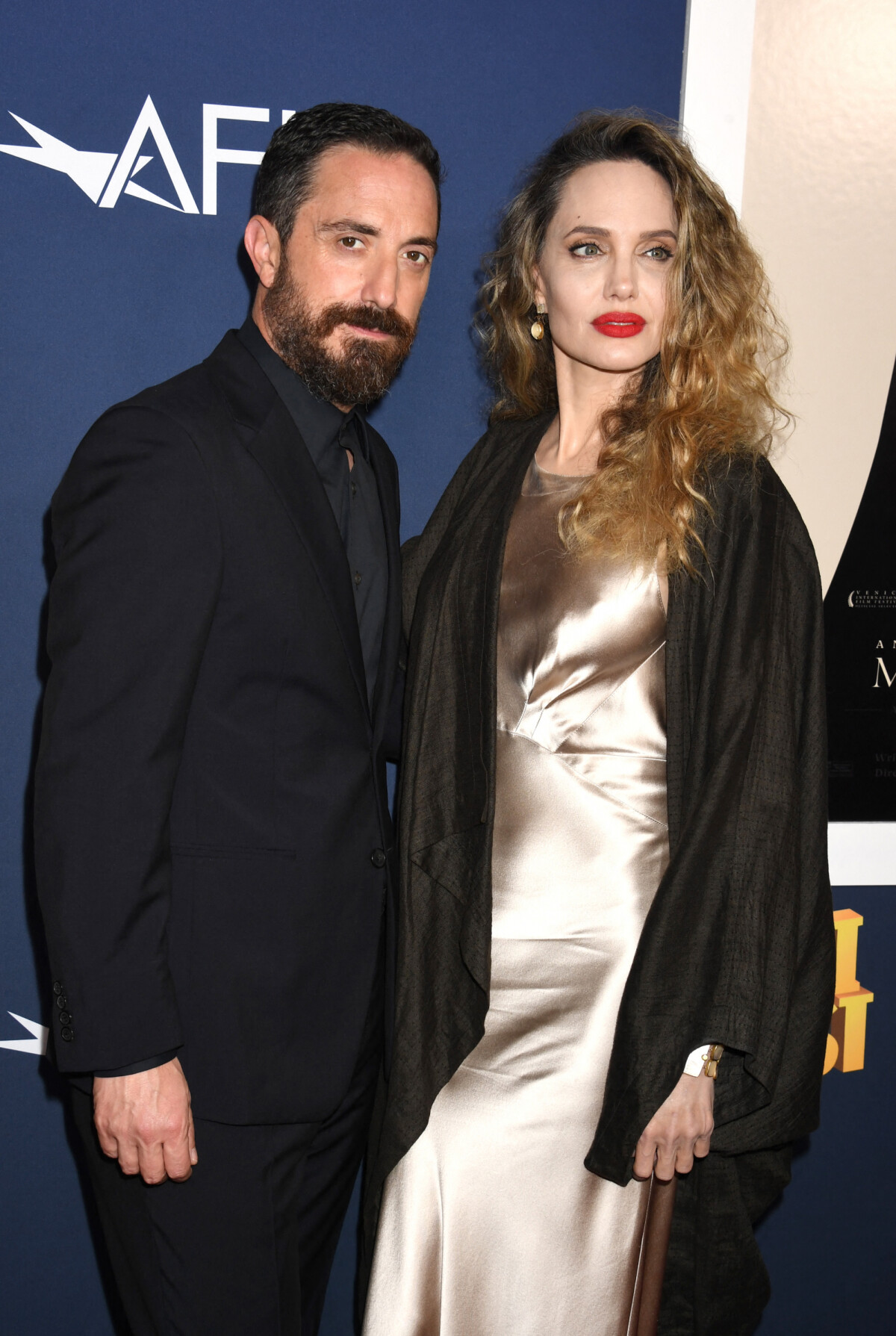 Photo : Accompagnée de Pablo Larrain à l'Avant-première, Angelina Jolie ...