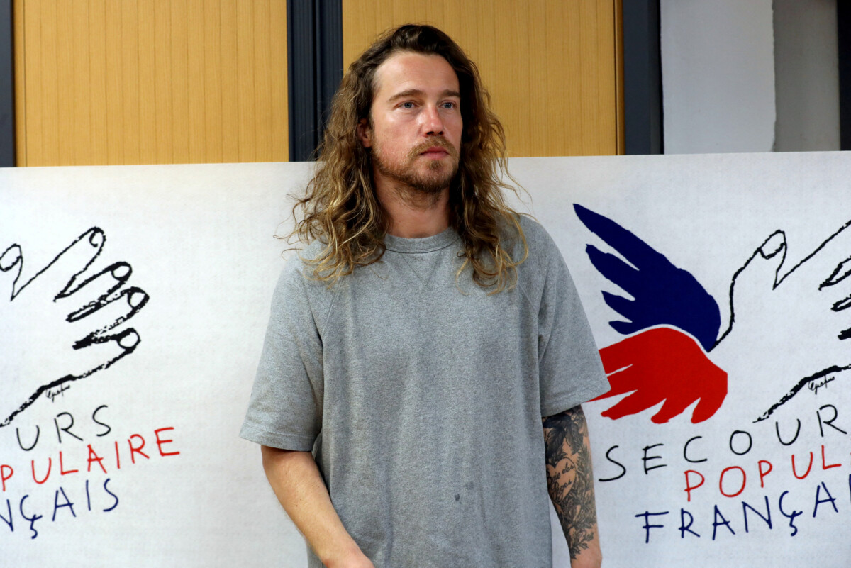 Photo : Exclusif - Julien Doré, après avoir lancé une tombola au profit ...