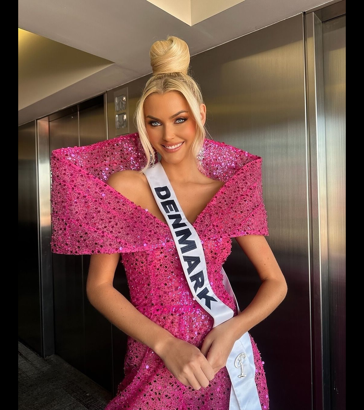 Photo : Et s'incline face à Victoria Kjaer Theilvig, Miss Danemark ...