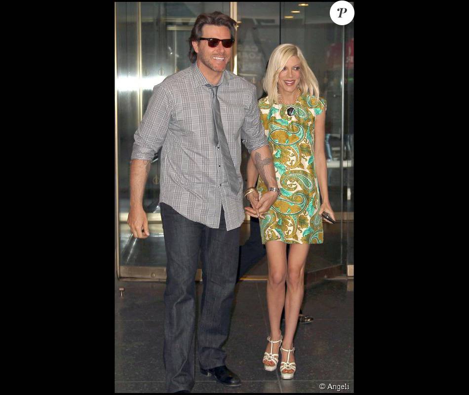 Tori Spelling et son mari Dean McDermott se promènent à New York le 5 ...