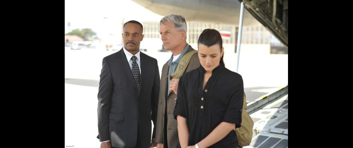 Photo : Rocky Carroll (Leon Vance), Mark Harmon (Gibbs) et Coe de Pablo (Ziva) dans NCIS ...