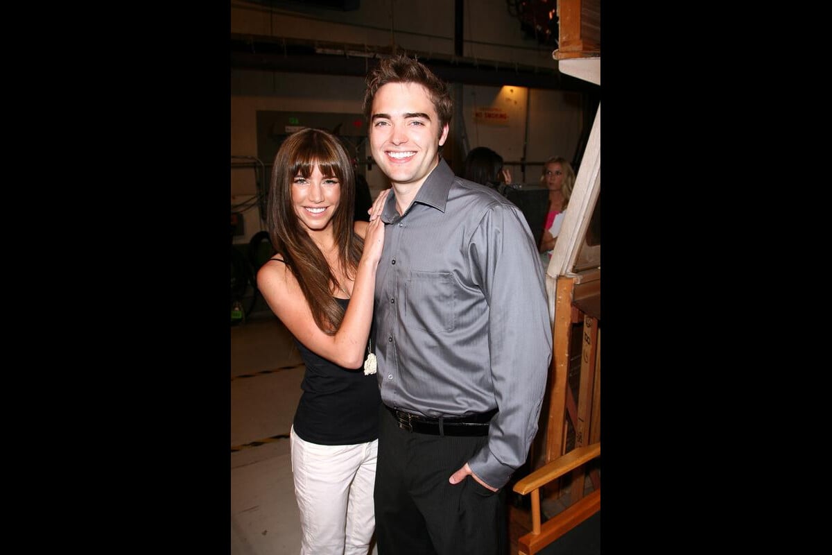 Photo : Jacqueline McInnes et Drew Tyler Bell sont là pour recevoir le ...