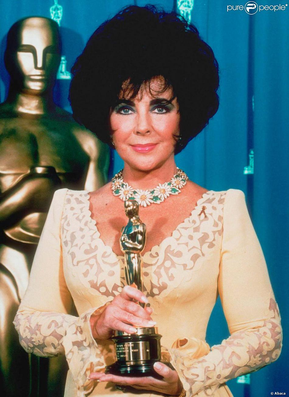 Elizabeth Taylor reçoit l'Oscar du cinéma en 1993 - Purepeople