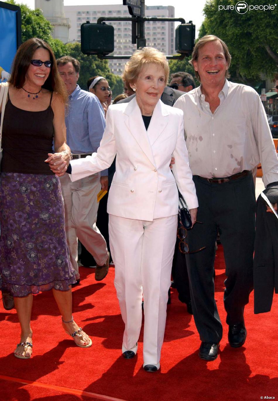 Patti Davis et sa mère Nancy Reagan, à Los Angeles, le 14 juillet 2002 ...