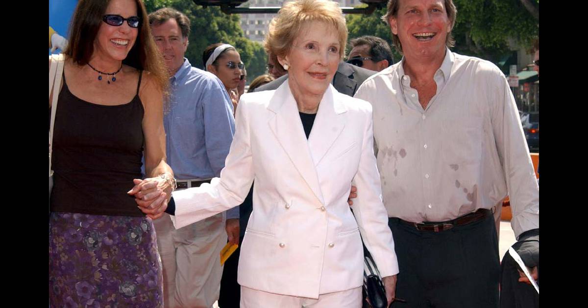 Patti Davis et sa mère Nancy Reagan, à Los Angeles, le 14 juillet 2002 ...