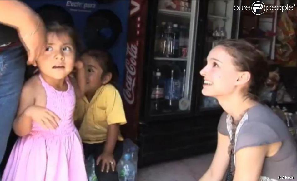 Natalie Portman lors d'un de ses voyages avec FINCA - Purepeople Natalie Portman lors d'un de ses voyages avec FINCA - Purepeople