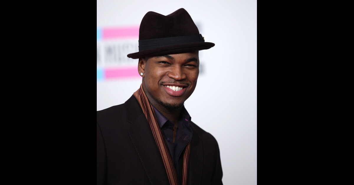 Photo : Ne-Yo pose lors des American Music Awards en novembre 2010 ...
