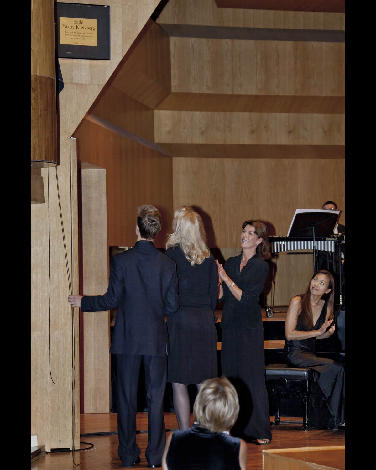 Photo : Caroline de Monaco, Amy, femme du défunt, et l'un de ses fils ...