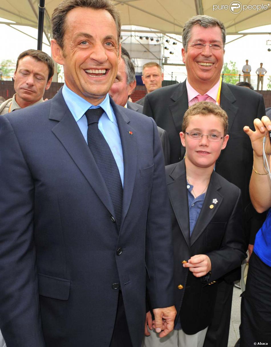 Nicolas Sarkozy et son fils Louis, à Pékin, le 8 août 2008. - Purepeople Nicolas Sarkozy et son fils Louis, à Pékin, le 8 août 2008. - Purepeople