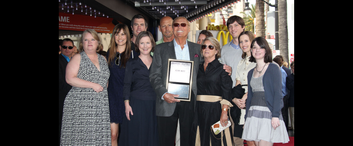 Photo : Adam West entouré de sa famille le 5 avril 2012 sur le ...
