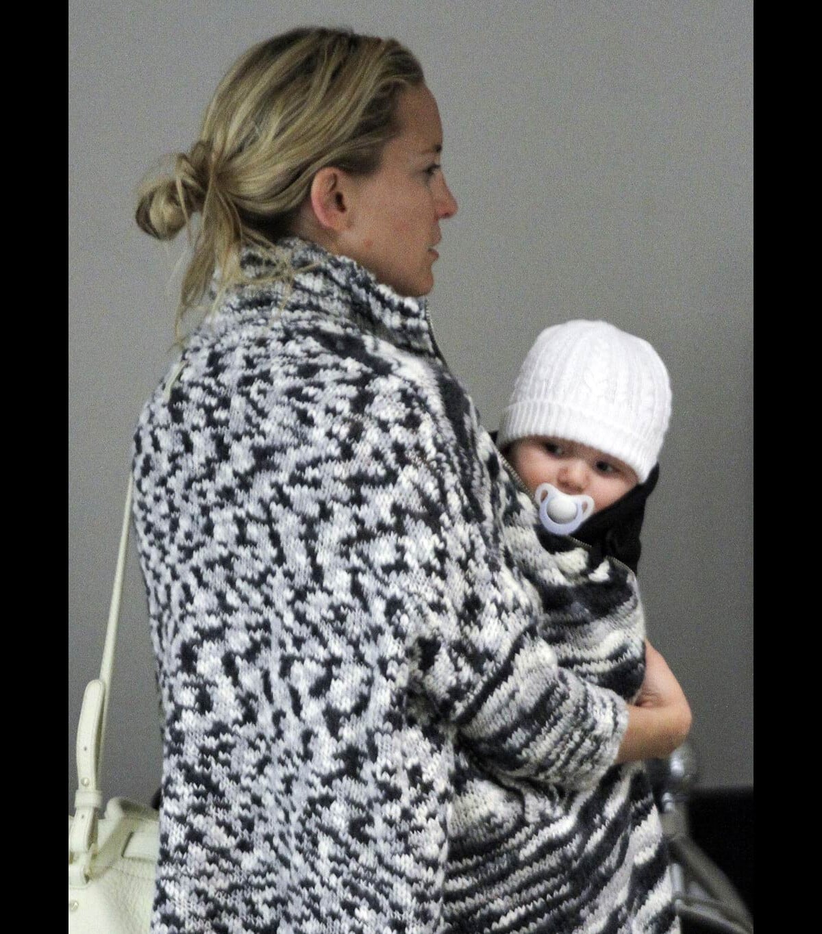 Photo : Kate Hudson et son fils Bingham prennent un vol pour Londres. A ...