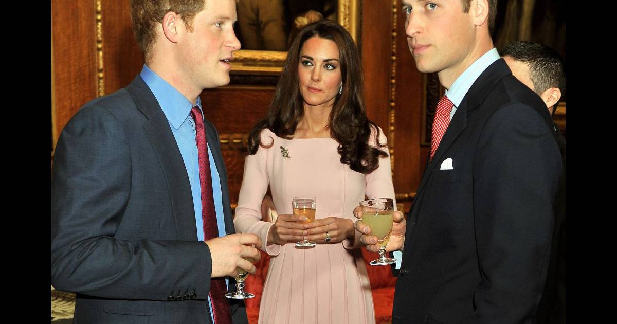 Kate Middleton et ses deux ''bodyguards''... La reine Elizabeth II ...
