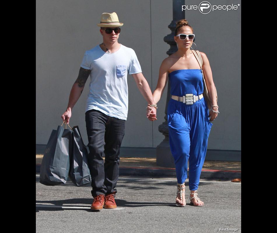 Jennifer Lopez et son compagnon Casper Smart main dans la main le 20 ...