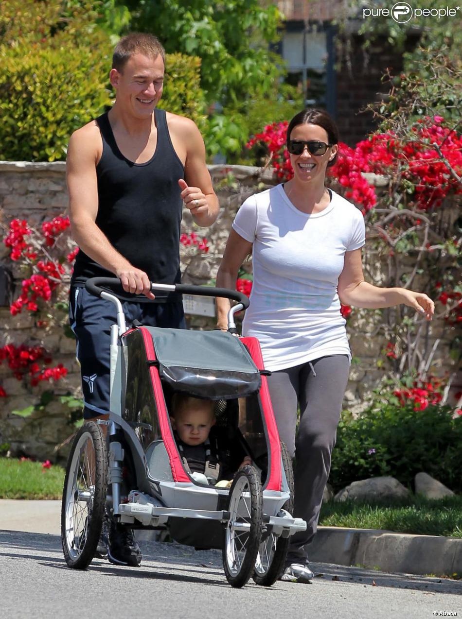 Jogging en famille avec son mari Mario Treadway et leur fils Ever pour ...