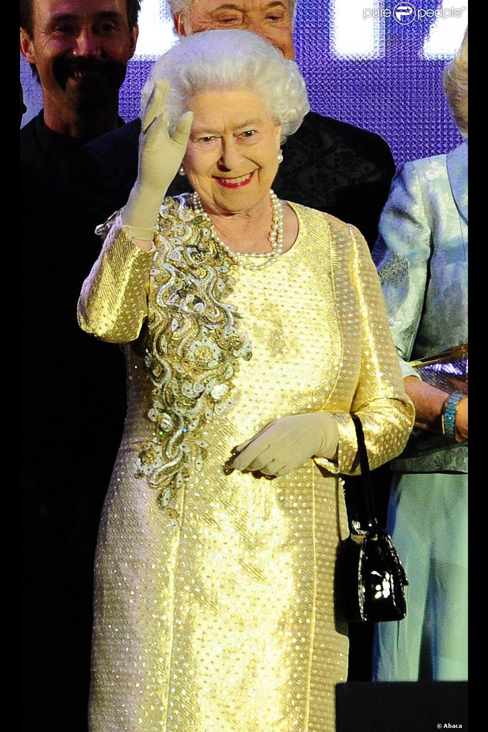Une reine en or pour son grand soir, dans une robe Angela Kelly ...