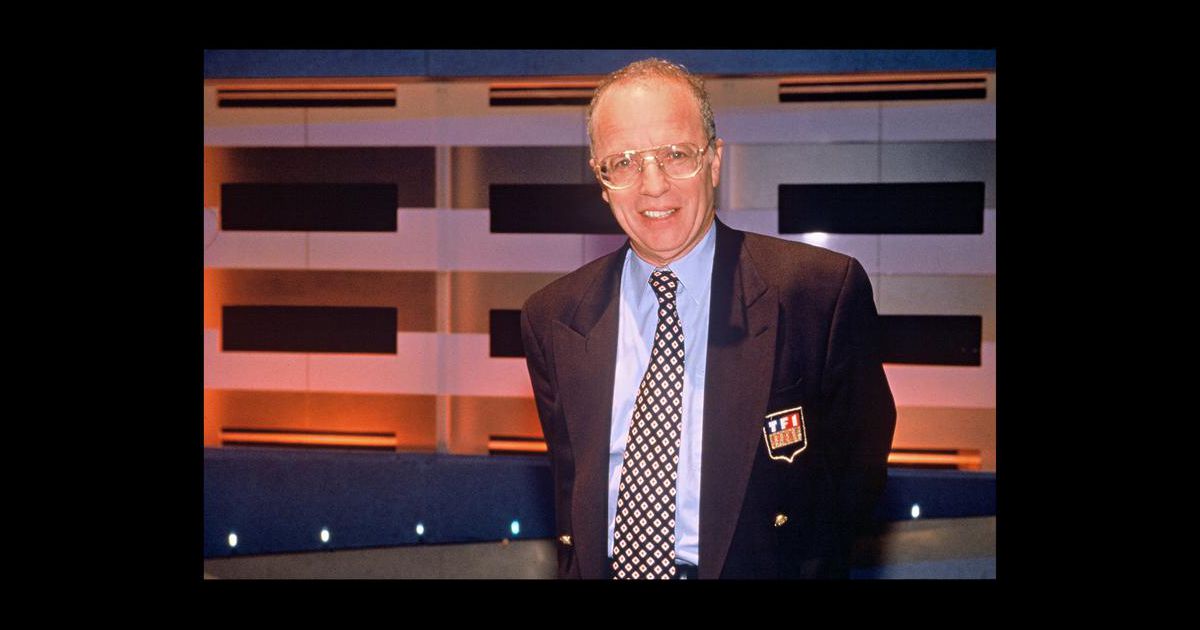 Thierry Roland sur la plateau de TF1 en 1997. - Purepeople