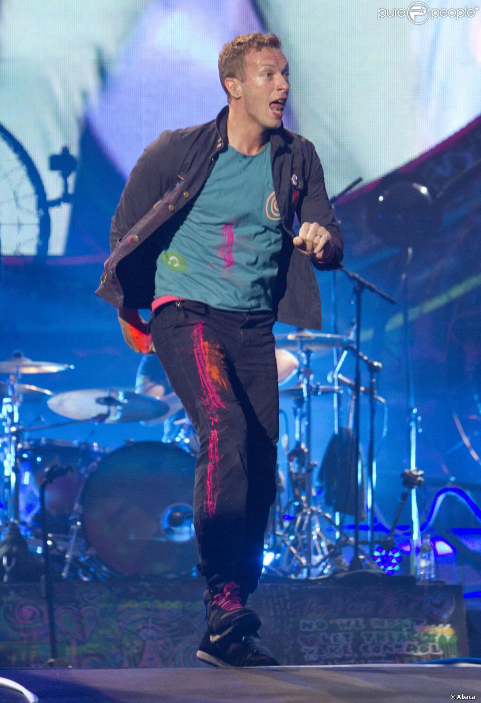 Chris Martin en concert avec Coldplay à Manchester, le 10 juin 2012 ...