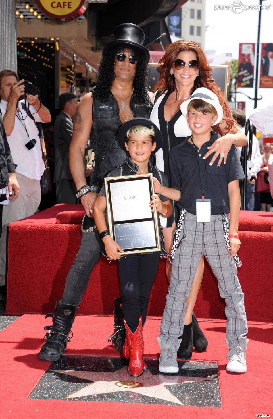 Slash entouré de sa famille, honoré d'une étoile sur le Hollywood Walk ...