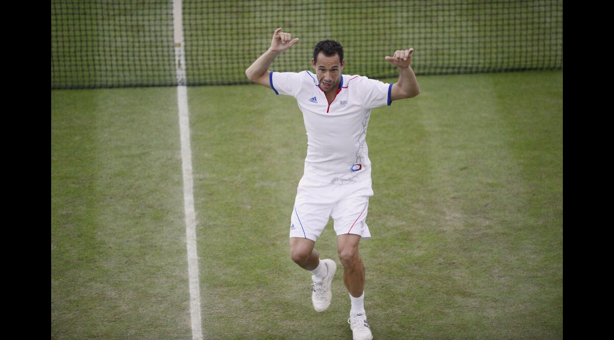 Photo : Mickael Llodra imite la danse des pouces de Jo-Wilfried Tsonga après avoir affronté le ...