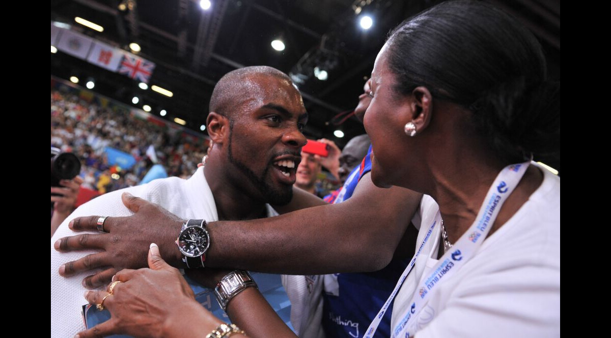 Photo : Teddy Riner savoure avec sa maman son titre olympique obtenu ...