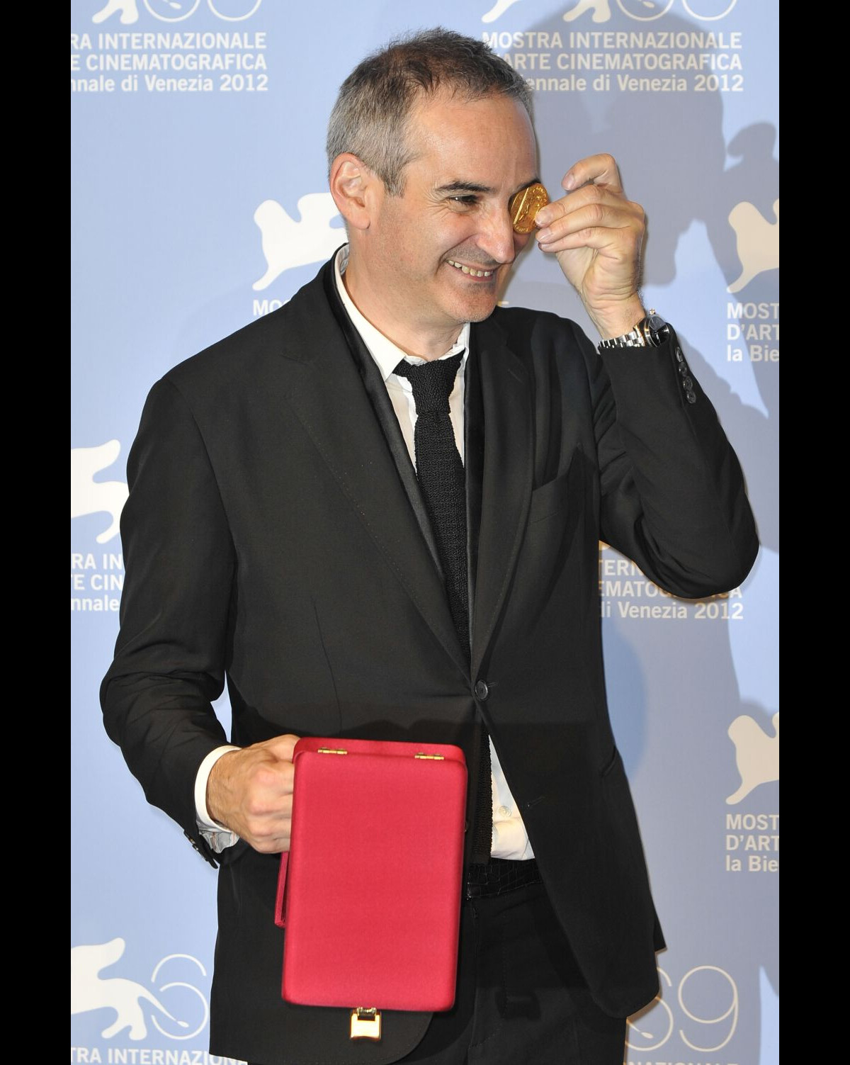 Photo : Le réalisateur français Olivier Assayas et son prix du meilleur ...