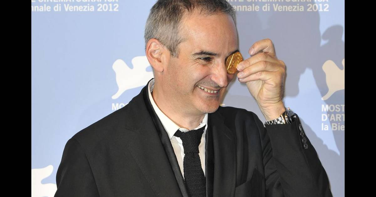 Le réalisateur français Olivier Assayas et son prix du meilleur ...