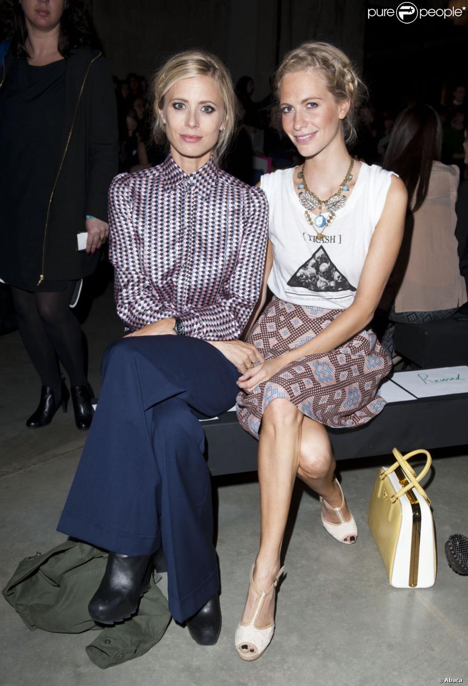 Le duo Lara Bailey et Poppy Delevingne pose au premier rang du défilé ...