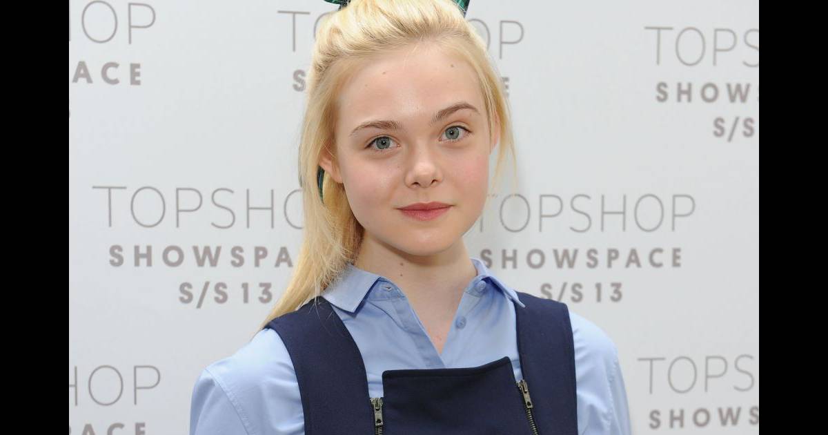 Elle Fanning lors du défilé Unique printemps-été 2013 à Londres. Le 16 ...