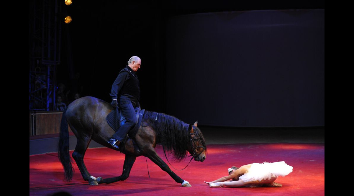 Photo : L'un des dresseurs et une danseuse du spectacle Ellipse au Gala ...