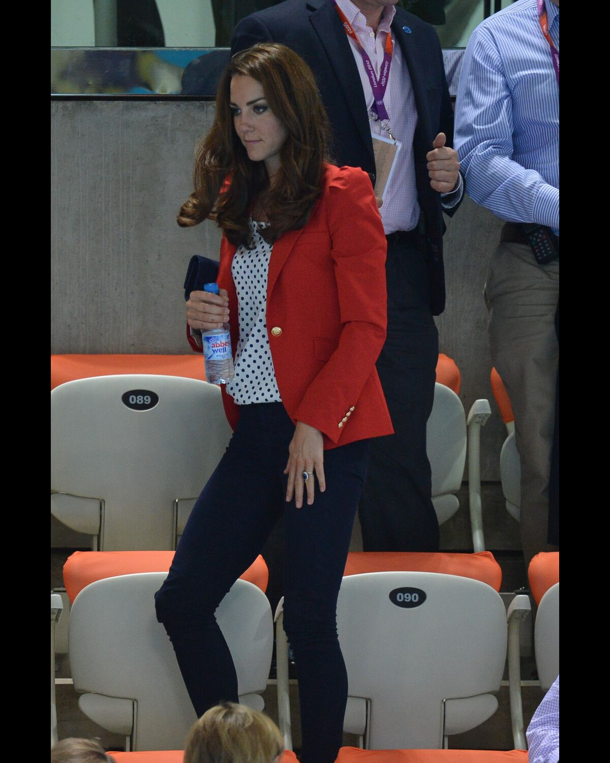 Photo : Kate Middleton, chic et simplement habillée d'un blazer rouge ...