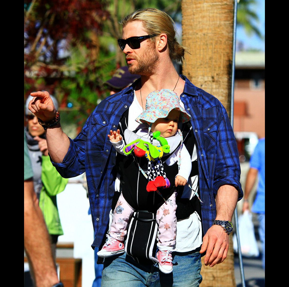 Photo : Chris Hemsworth se balade avec sa fille à Palm Springs, Los ...