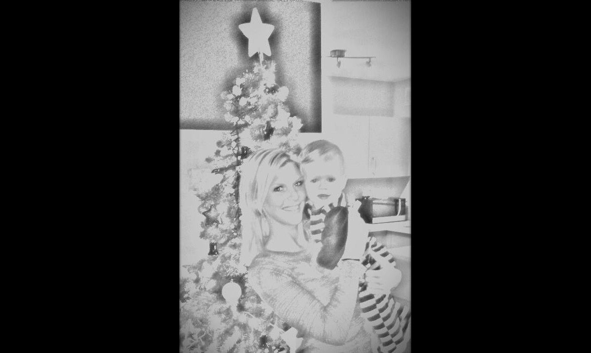 Photo : Amélie Neten et son fils Hugo pour Noël - Twitter - Purepeople
