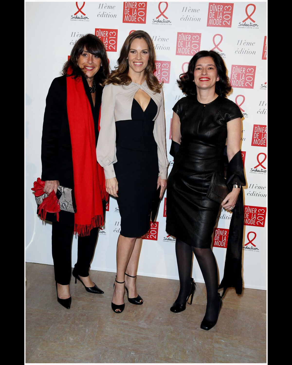Photo : Hilary Swank, entourée de directrice de la communication de ...