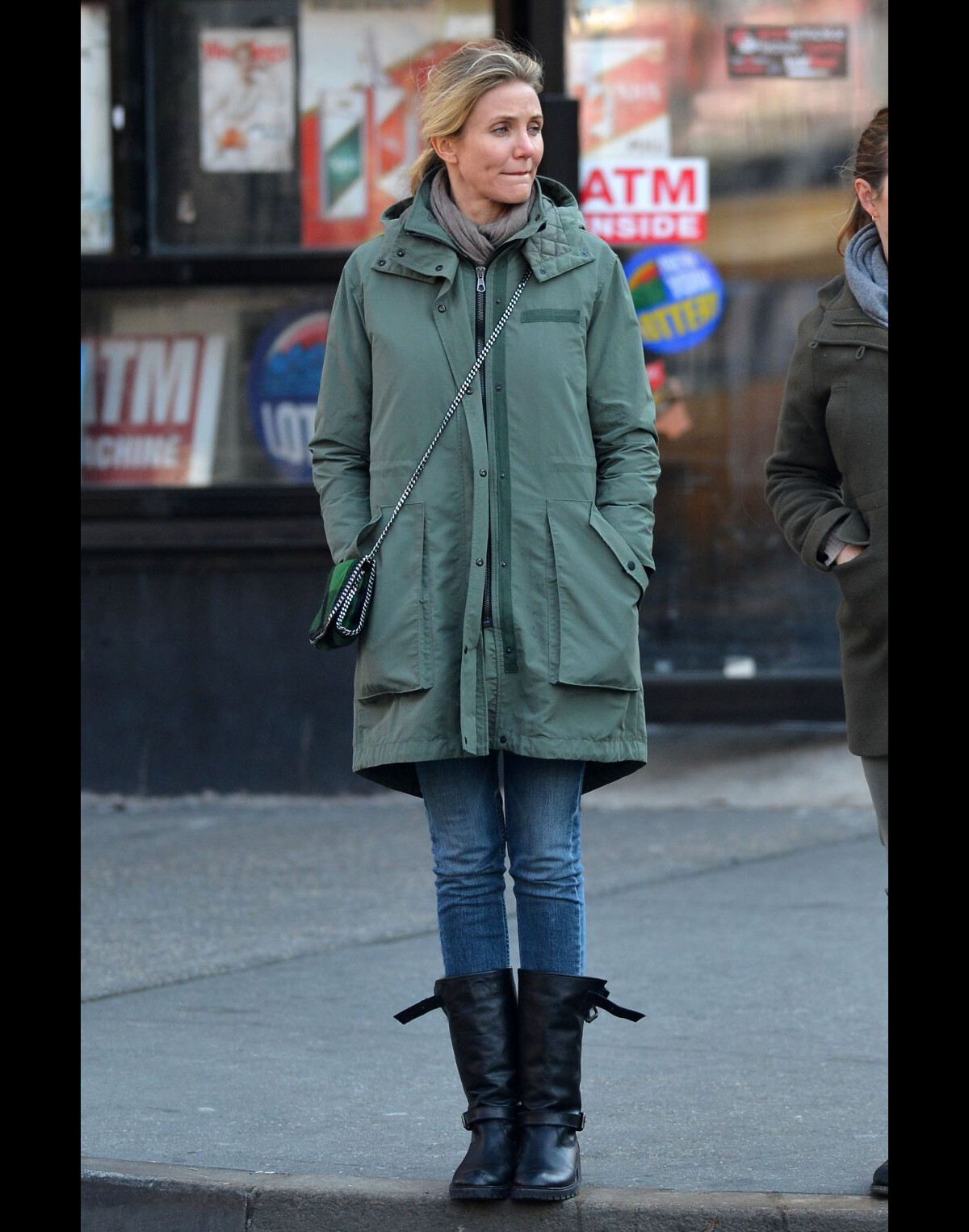Photo : L'actrice Cameron Diaz se promène avec une amie dans les rues ...