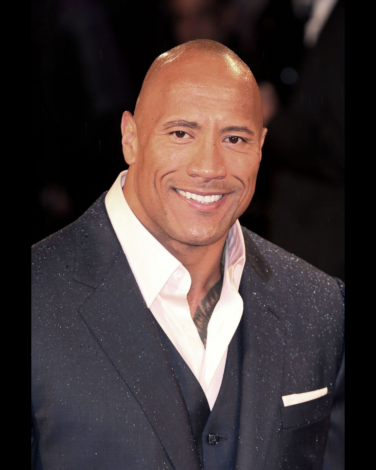 Photo : Dwayne Johnson subit la pluie avec le sourire à la première du ... Photo : Dwayne Johnson subit la pluie avec le sourire à la première du ...