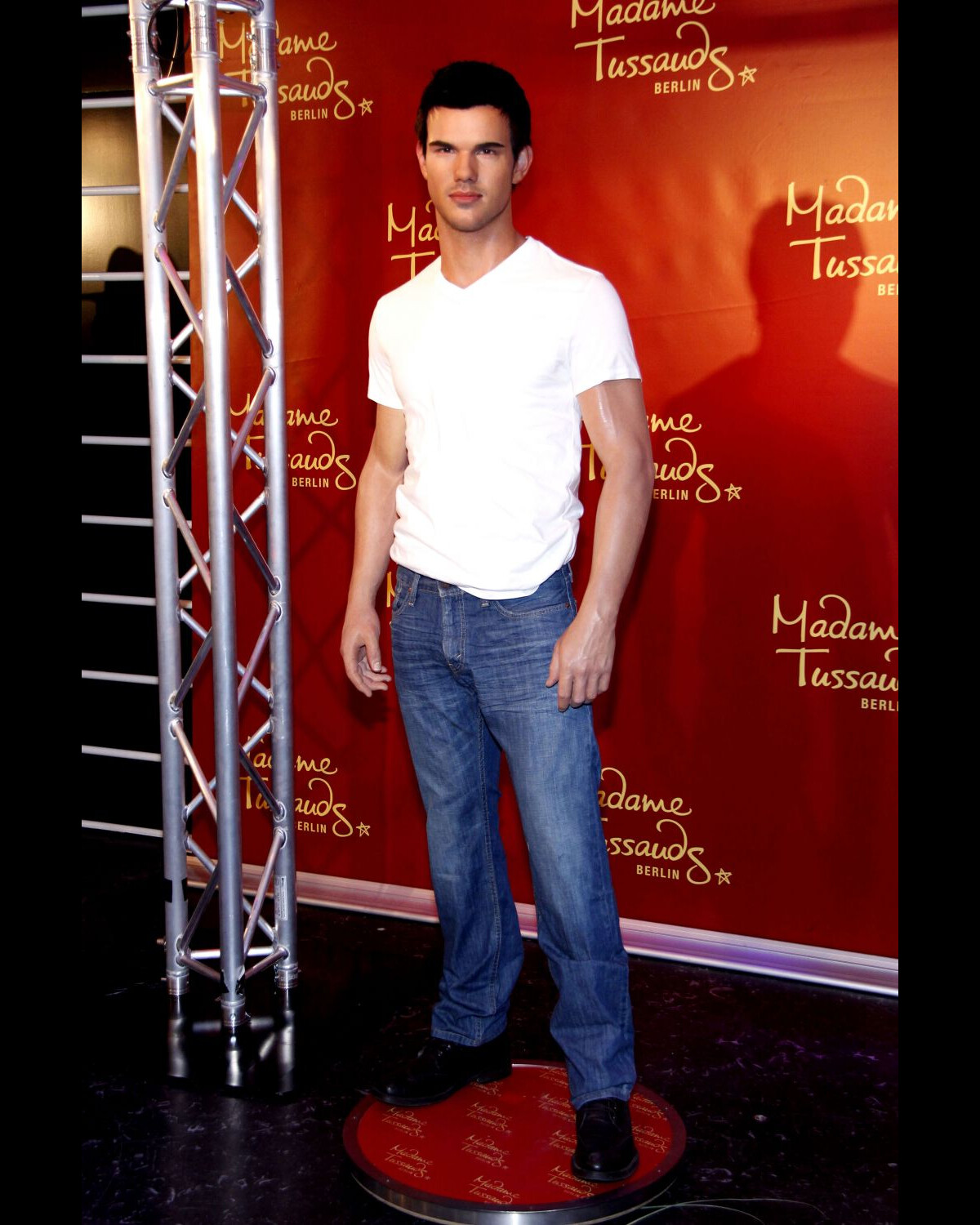 Photo : La statue de cire de Taylor Lautner au musée Madame Tussauds à ... Photo : La statue de cire de Taylor Lautner au musée Madame Tussauds à ...
