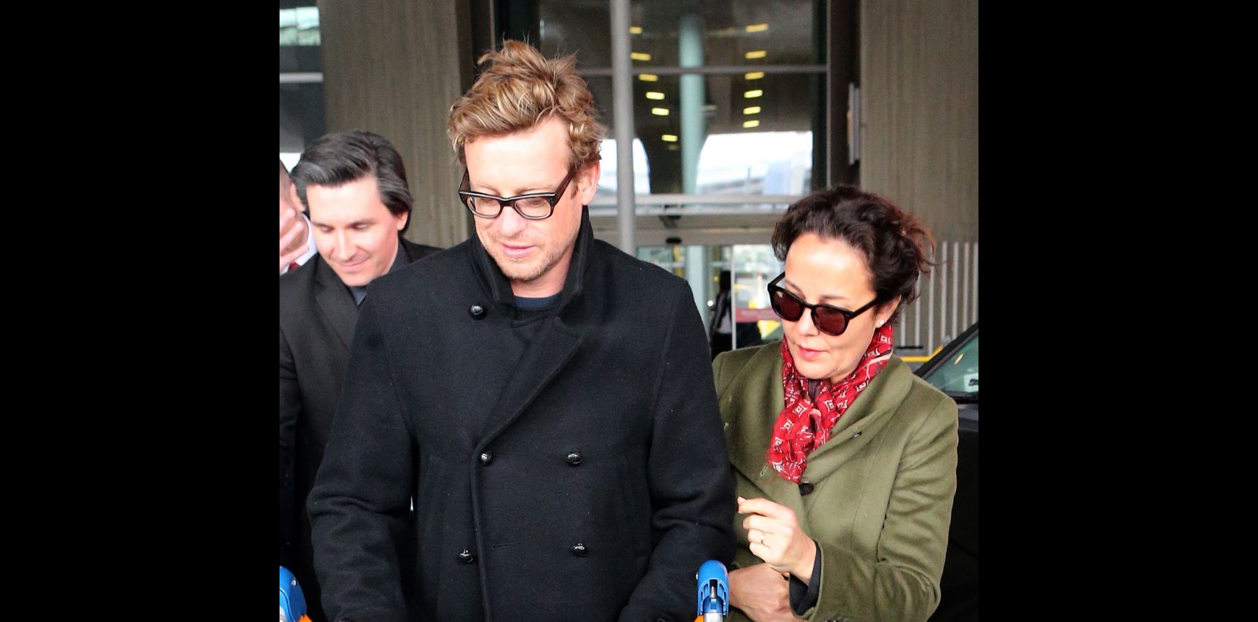 Simon Baker débarque à Paris avec sa jolie compagne et son sex-appeal ...