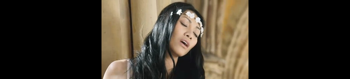 Photo : La chanteuse Anggun dans le clip de "Vivre d'amour". - Ode ...
