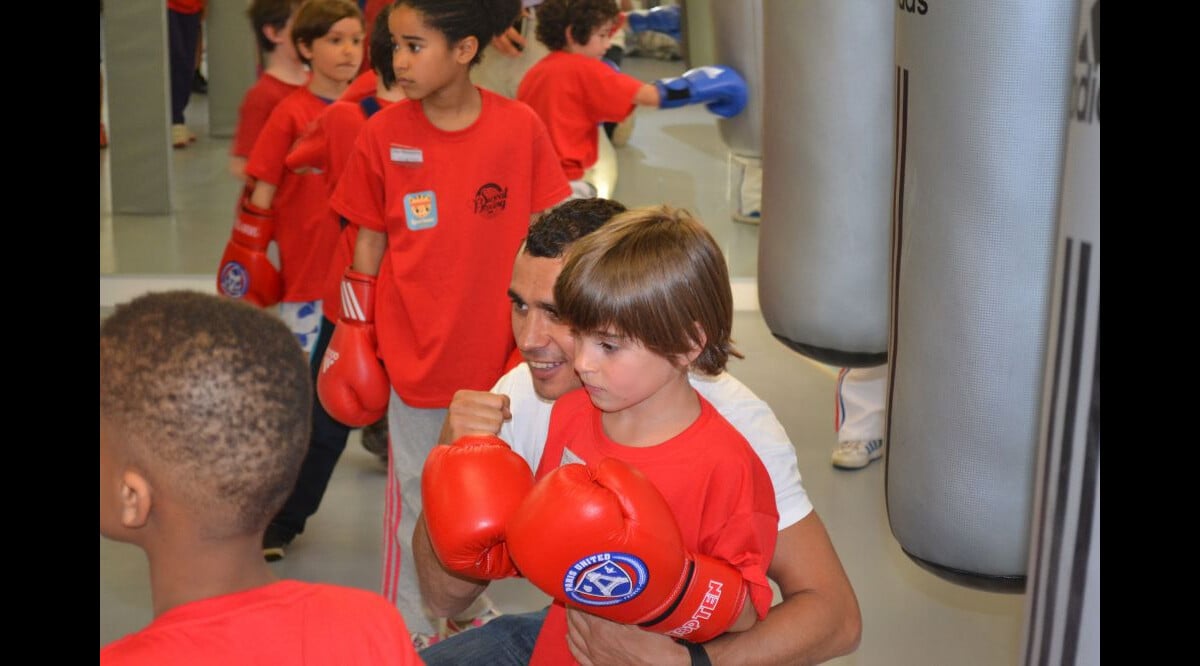 Photo : Brahim Asloum, boxeur heureux au milieu des enfants à l ...