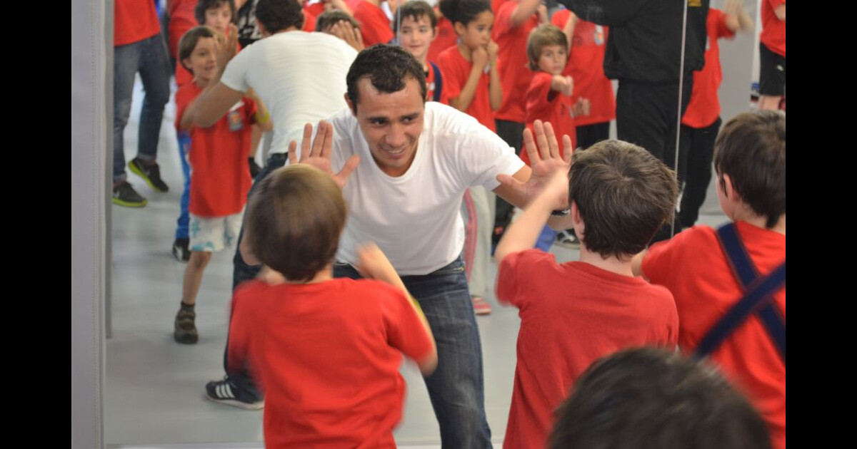 Brahim Asloum : Coach inattendu et souriant au milieu d'enfants conquis ...