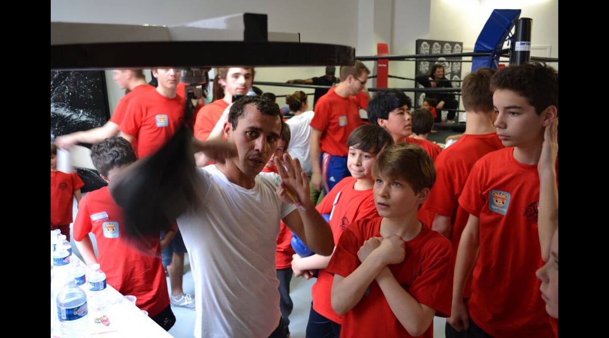 Photo : Brahim Asloum en pleine démonstration devant les enfants à l ...