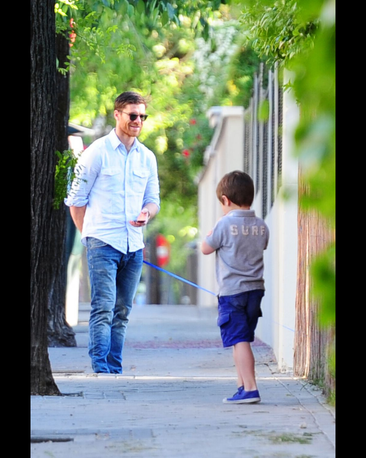 Photo : Xabi Alonso se promène avec son fils Jontxu (5 ans) à Madrid ...