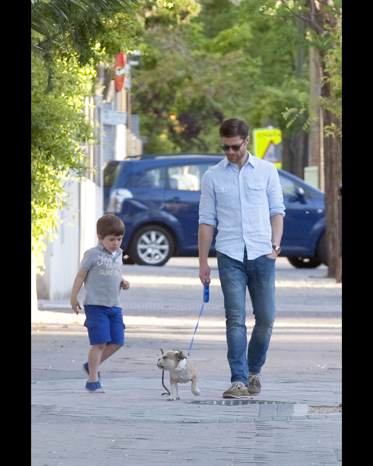 Photo : Le footballeur espagnol Xabi Alonso se promène avec son fils ...