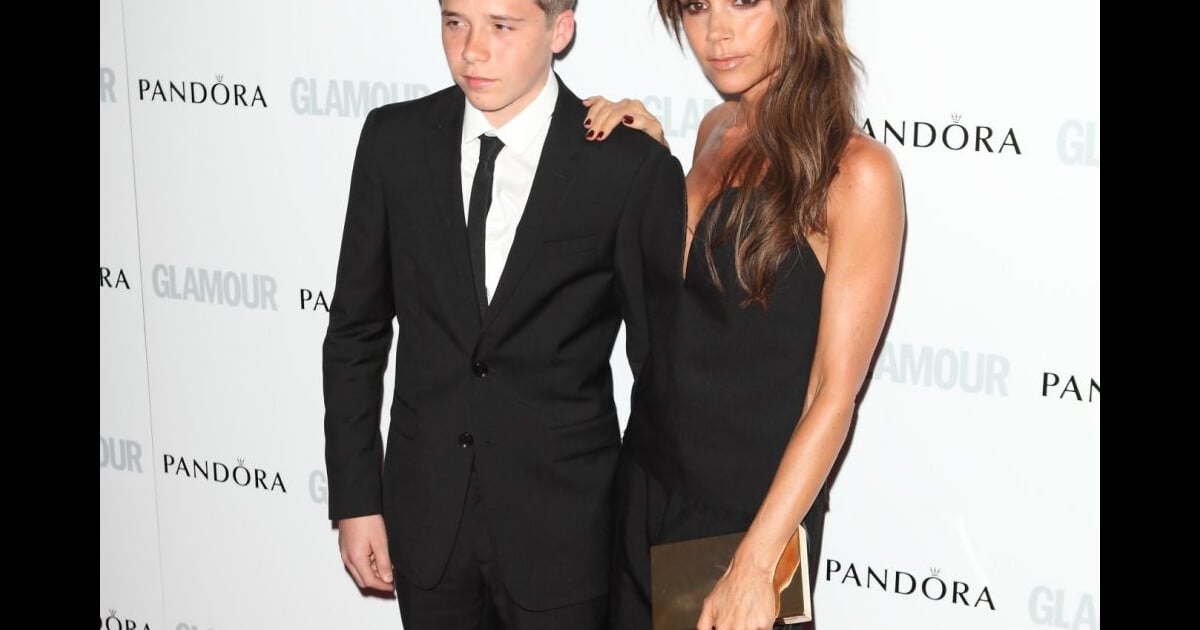 Victoria Beckham honorée au bras de son cavalier, son fils Brooklyn ...