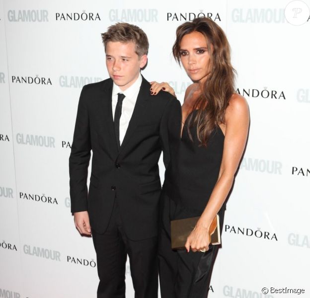 Victoria Beckham honorée au bras de son cavalier, son fils Brooklyn ...
