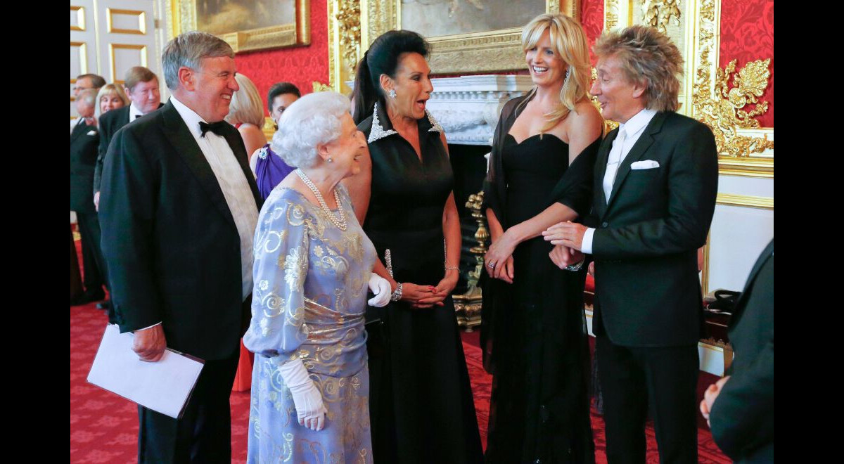 Photo : Rod Stewart et son épouse Penny Lancaster salués par la reine ...