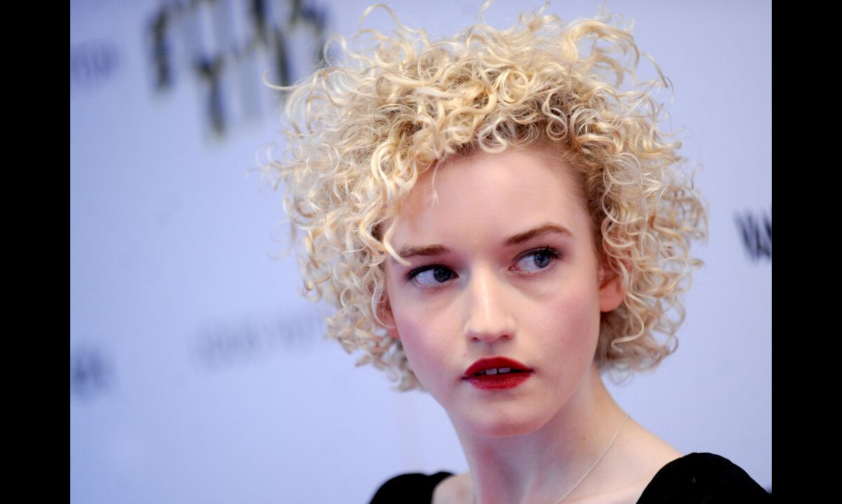Photo : Julia Garner à la première de The Bling Ring au Paris Theater ...